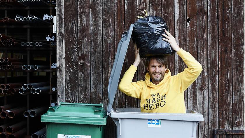 Roman Peter, Mitgründer der Organisation Trash Hero World, befreit in ...